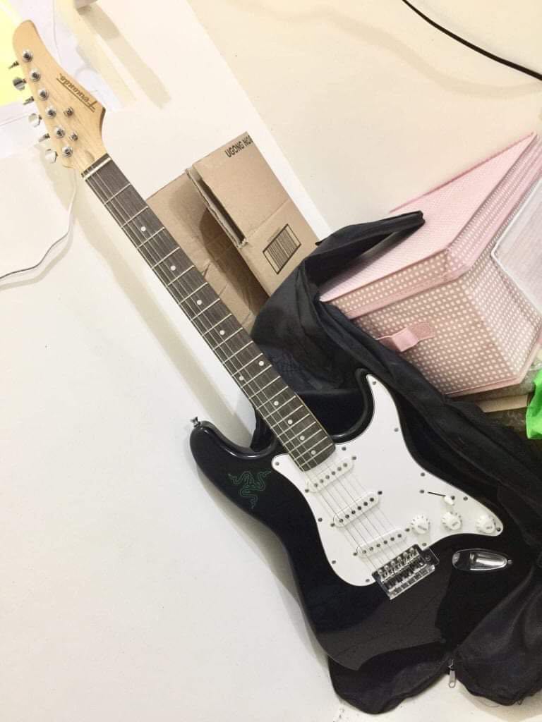 Fernando Strat Electric Guitar & Fernando Amplifier, Hobbies & Toys ...