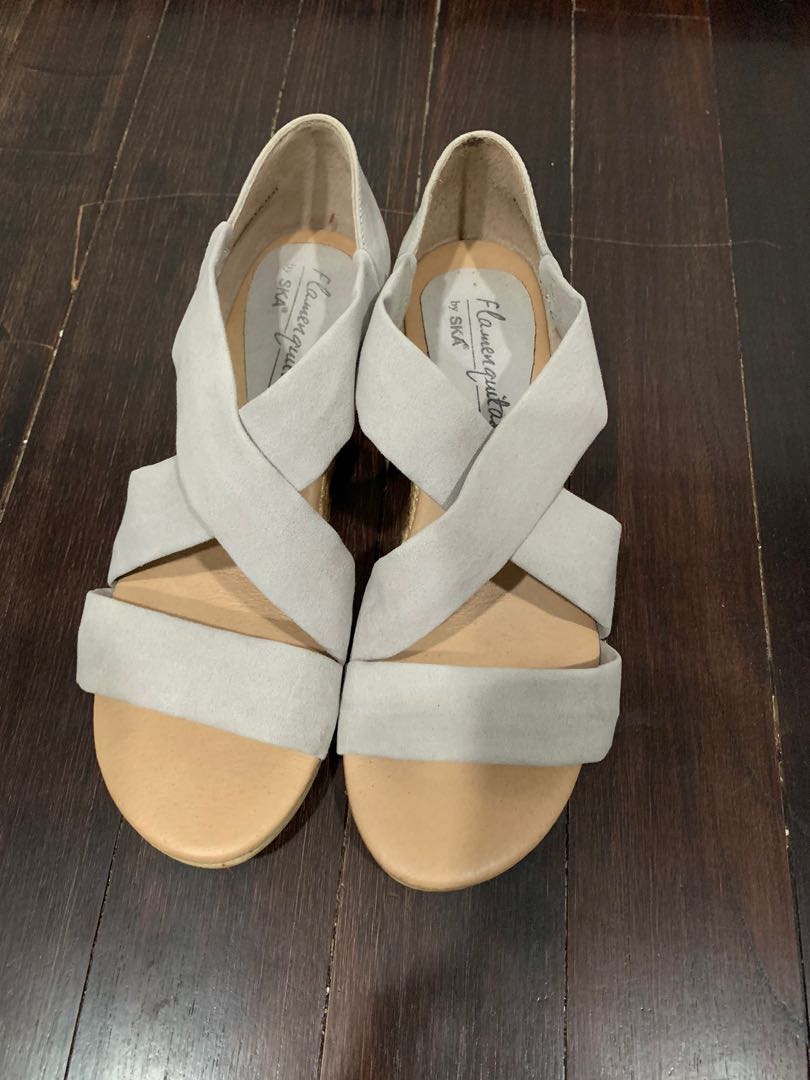 Light grey Sandals, Women's Fashion, Footwear, Flipflops and Slides on ...
