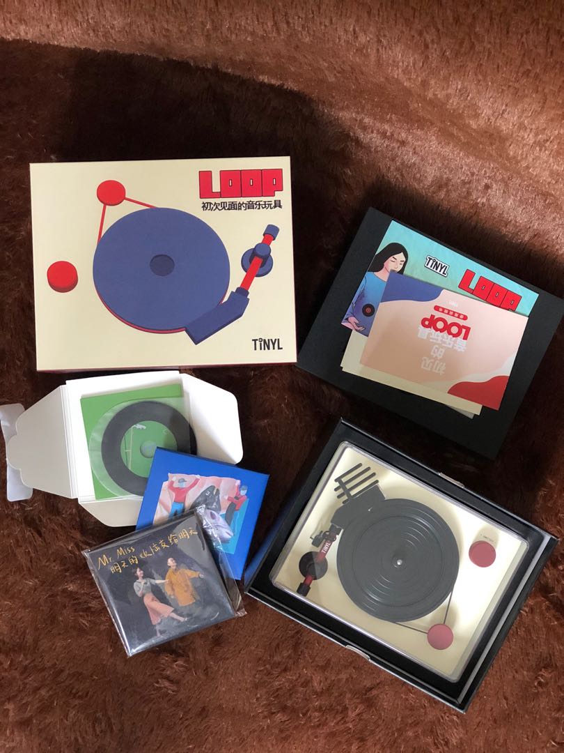 World's smallest vinyl record player which doubles as a bluetooth ...