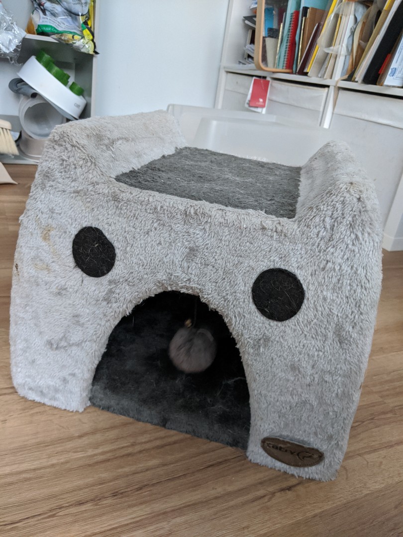 Cat house, Pet Supplies, Homes & Other Pet Accessories on Carousell
