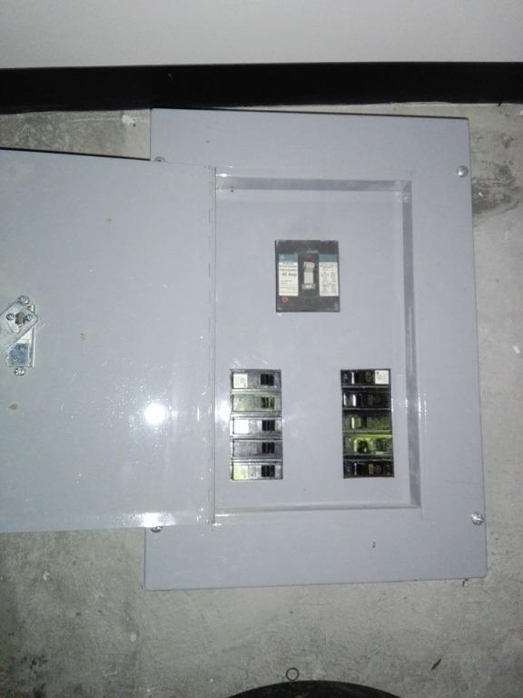 Panelboard 3 Phase 1 Pole with 7 Circuit Breakers, Furniture & Home ...