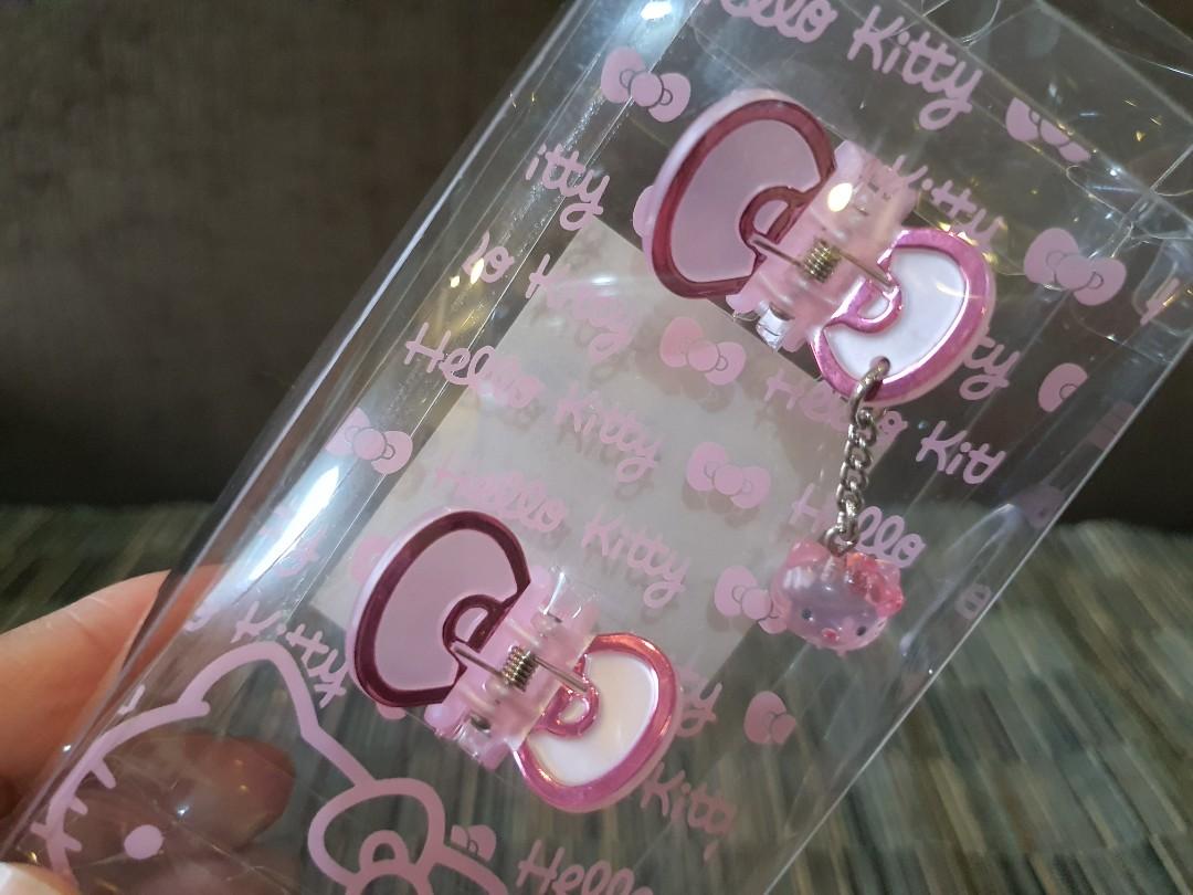 Hello Kitty small clamp, Women's Fashion, Watches & Accessories, Hair ...