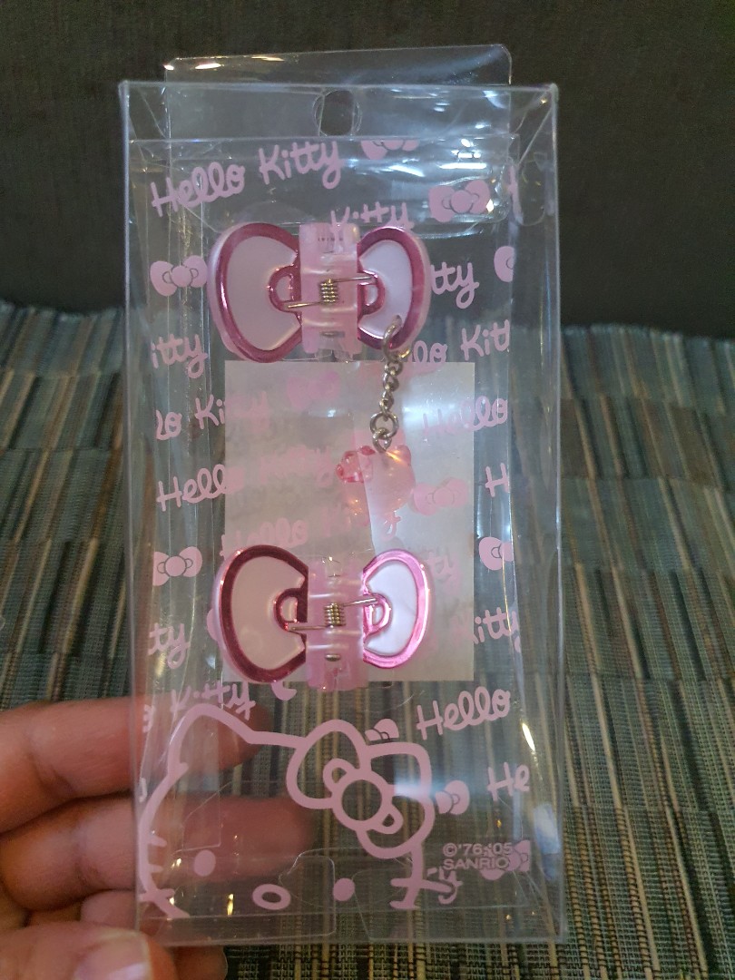 Hello Kitty small clamp, Women's Fashion, Watches & Accessories, Hair ...