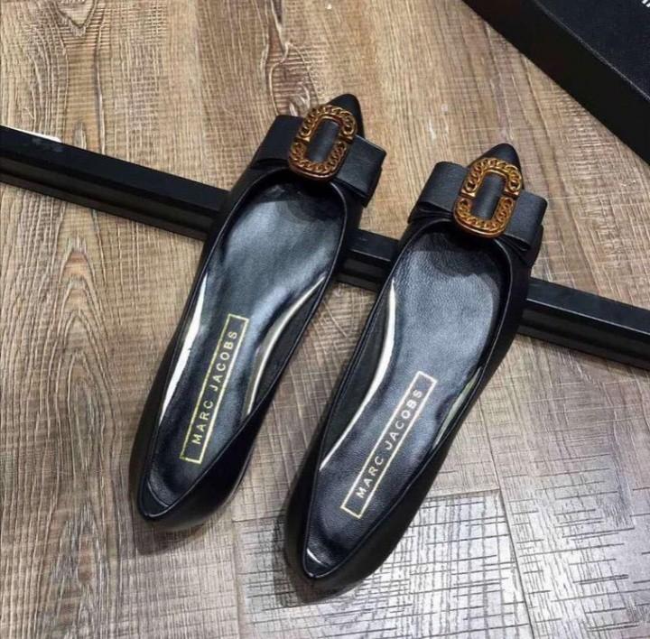 Marc Jacobs Interlock Pointy Toe Flats, Fesyen Wanita, Sepatu di Carousell