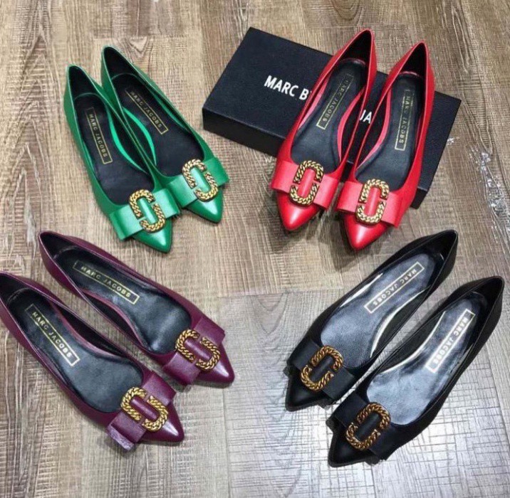 Marc Jacobs Interlock Pointy Toe Flats, Fesyen Wanita, Sepatu di Carousell
