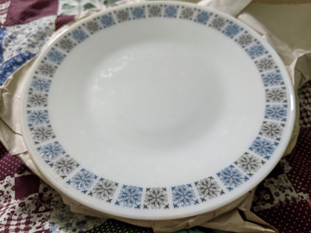 Vintage JAJ Pyrex Chelsea plates, Furniture & Home Living, Kitchenware ...