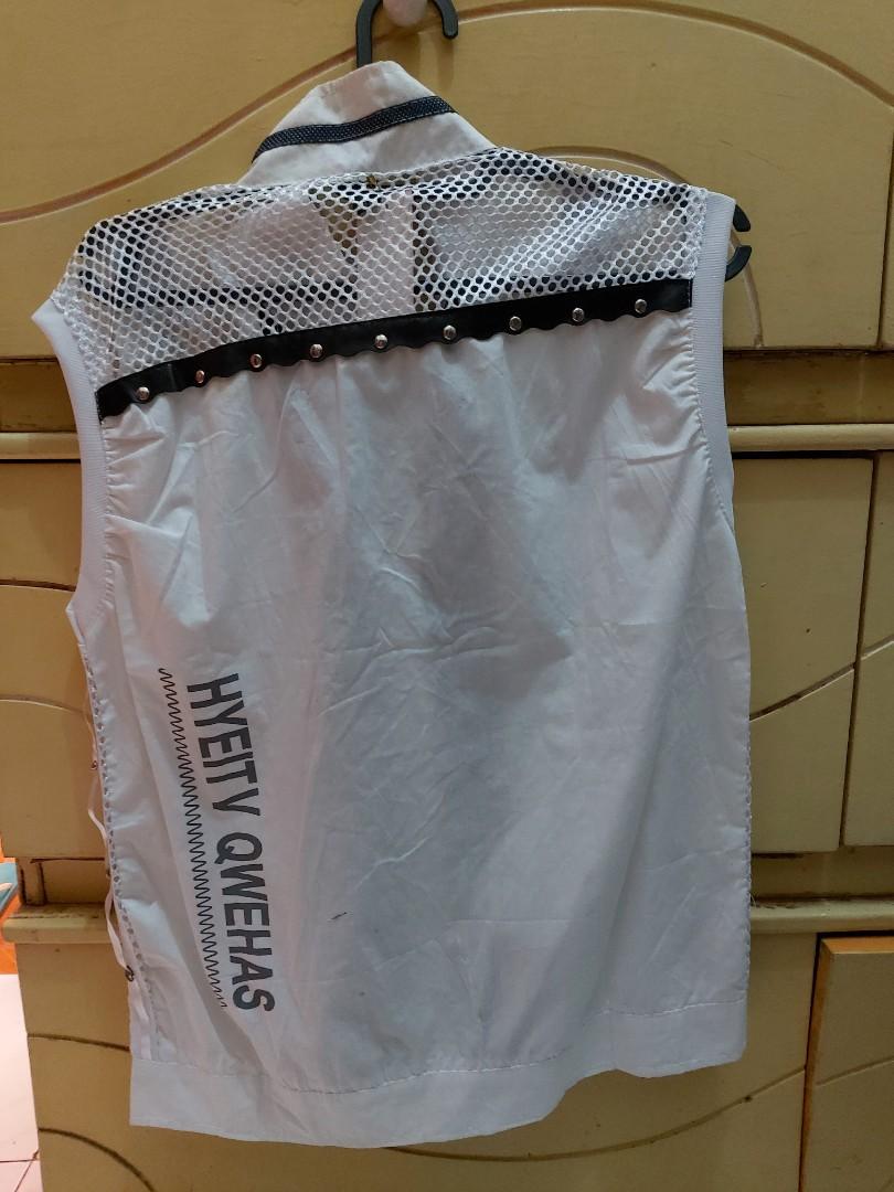 Rompi putih resluiting, Fesyen Pria, Pakaian , Baju Luaran di Carousell