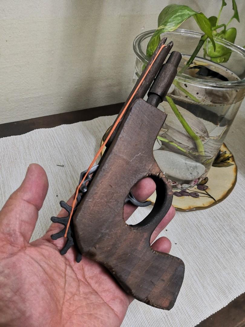 Gelang Getah lastik cicak rumah dibuat dari ukiran kayu, Hobbies & Toys ...