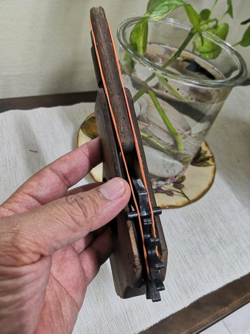 Gelang Getah lastik cicak rumah dibuat dari ukiran kayu, Hobbies & Toys ...
