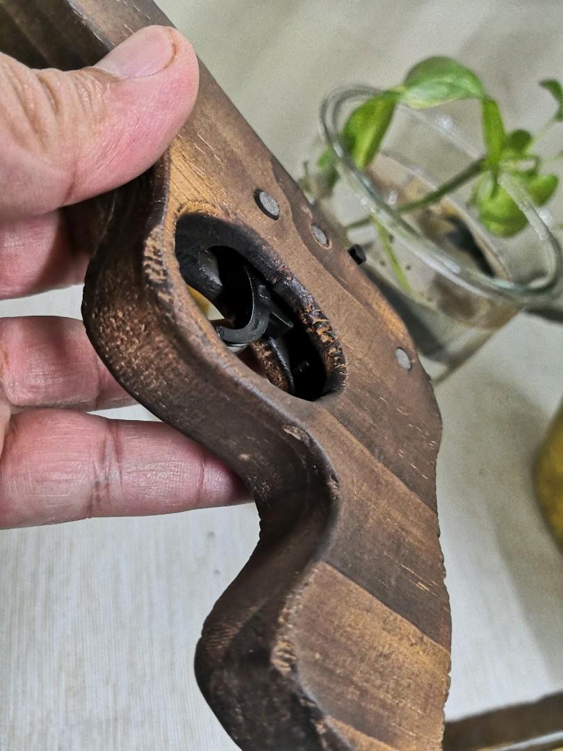 Gelang Getah lastik cicak rumah dibuat dari ukiran kayu, Hobbies & Toys ...