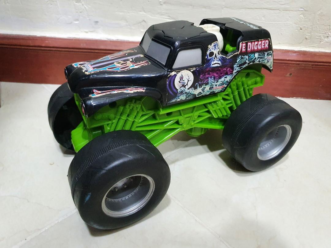 2006 Hot Wheels Monster Jam Skull Pop-Up Crazy Crasher GRAVE DIGGER ...