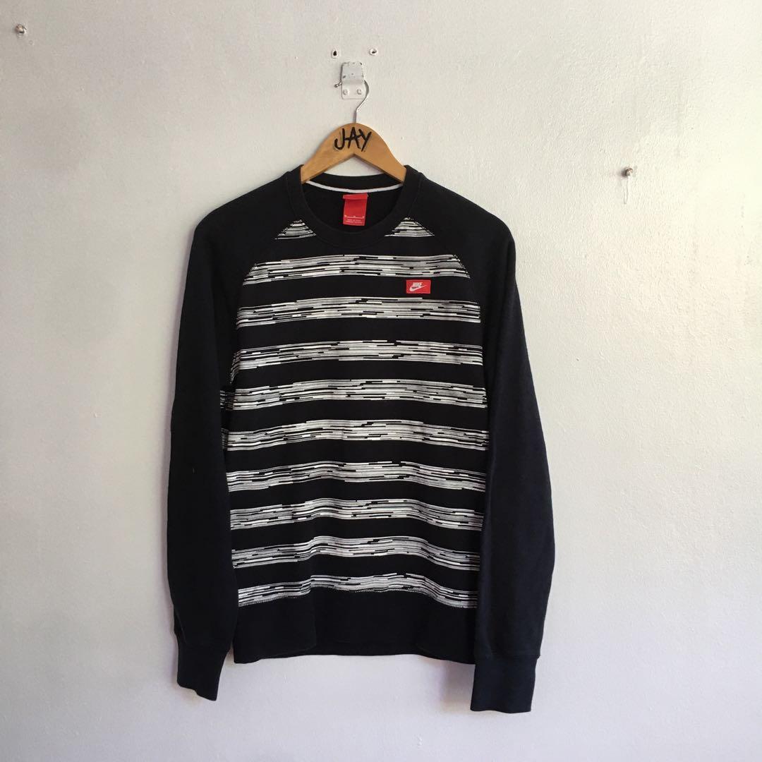 Nike Red Tag Crewneck, Men's Fashion, Coats, Jackets and Outerwear on ...