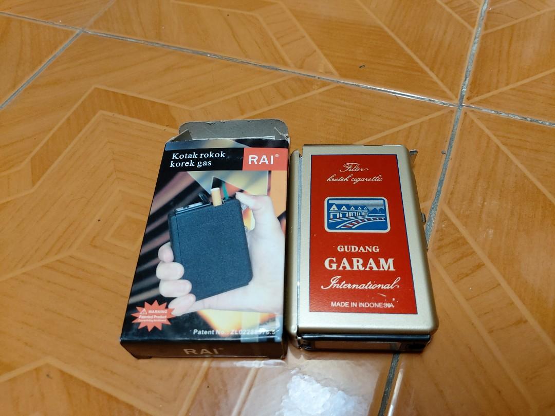 Korek api (HP) dan tempat rokok (A) dan keduanya (GG), Barang Yang ...