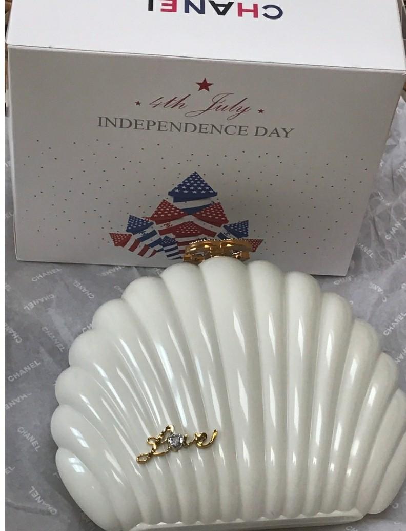 [Chanel] Clam shell clutch vip RARE, Luxury, Accessories on Carousell