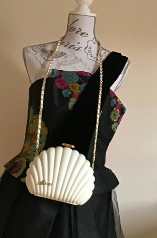 [Chanel] Clam shell clutch vip RARE, Luxury, Accessories on Carousell
