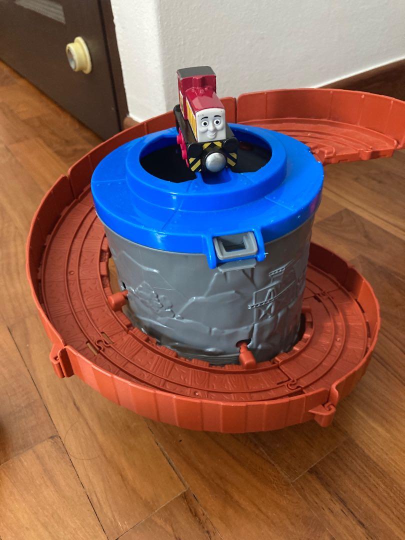 Thomas the train round track, Hobbies & Toys, Toys & Games on Carousell