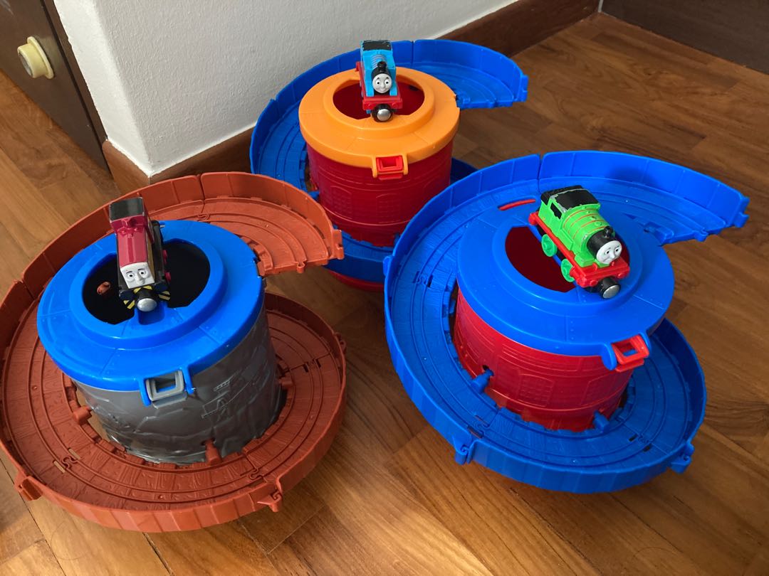 Thomas the train round track, Hobbies & Toys, Toys & Games on Carousell