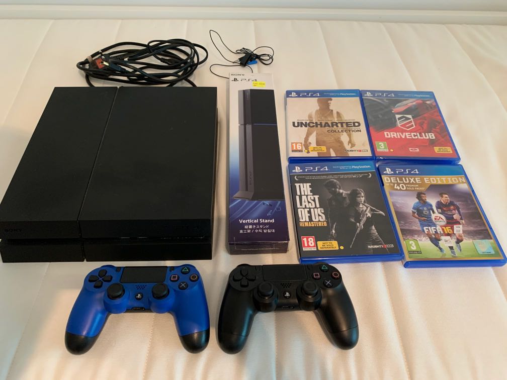 PS4 - 2 controllers + vertical stand, Video Gaming, Gaming Accessories ...