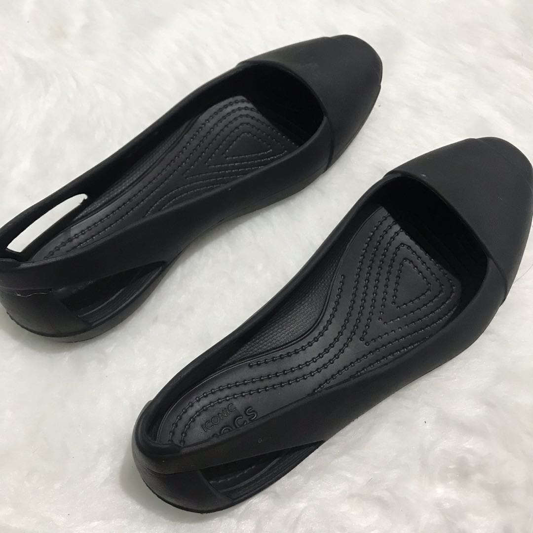 Crocs (Iconic Shoes), Women's Fashion, Footwear, Flats & Sandals on ...