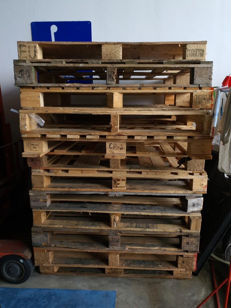 Free wooden and plastic pallets, Everything Else on Carousell