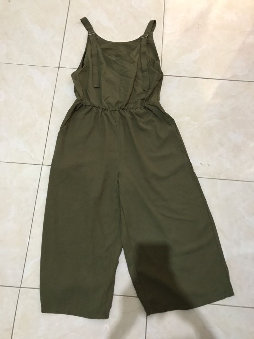 Jumpsuits warna army, Fesyen Wanita, Pakaian Wanita, Jumpsuits di Carousell