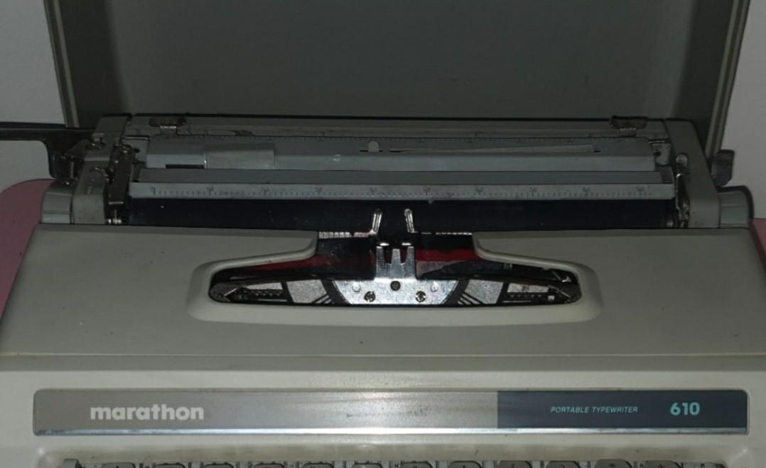 Marathon Portable Typewriter 610, Hobbies & Toys, Memorabilia ...