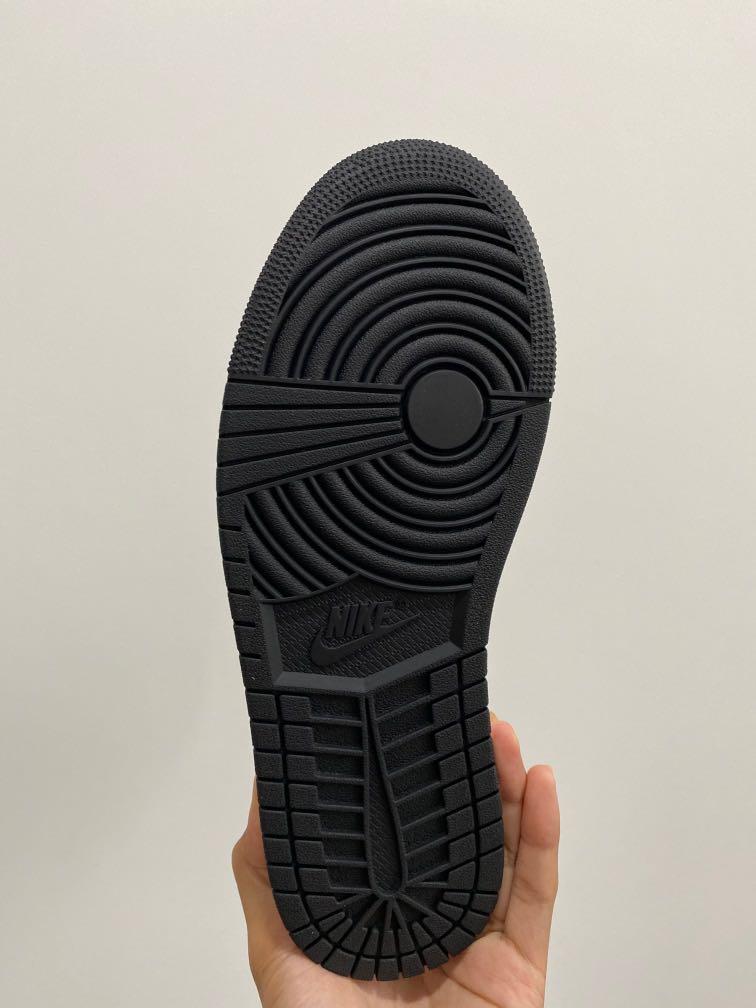 Air Jordan 1 Chicago Mids, Men's Fashion, Footwear, Sneakers on Carousell