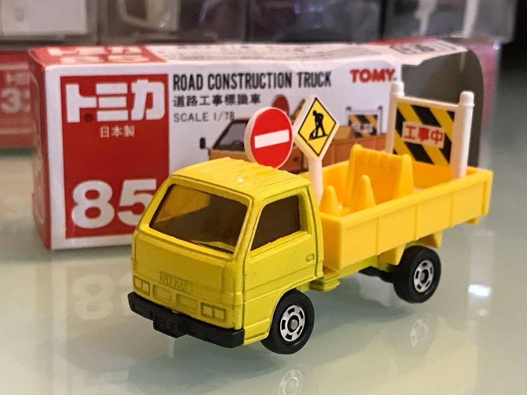 Tomica 85 isuzu elf 道路工事標識車日本製, 興趣及遊戲, 玩具 & 遊戲類 - Carousell