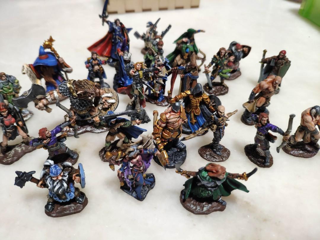 Painted D&D fantasy miniature, figurines - Dwarf with warhammer and ...