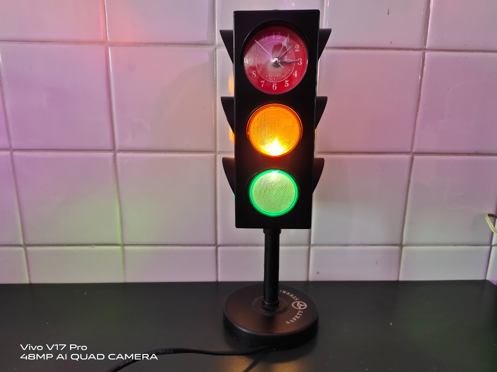 Traffic Light Alarm Clock(Alarm & Clock working), Hobbies & Toys ...