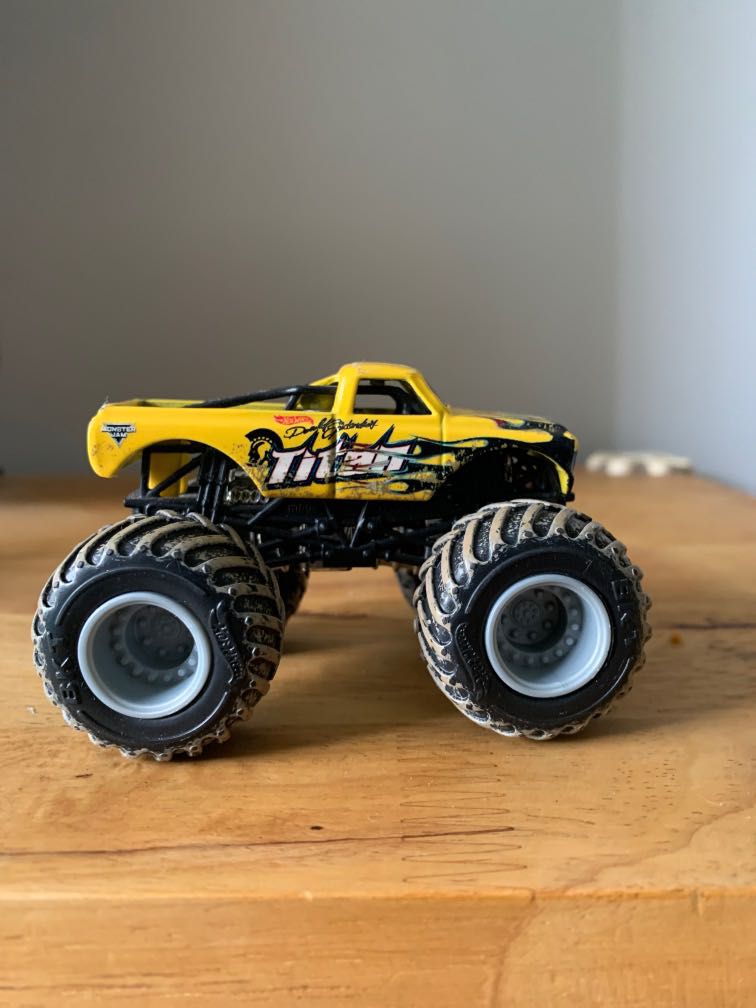Hot Wheels Monster Jam 1:64 Scale Truck with Team Flag - Yellow Titan ...