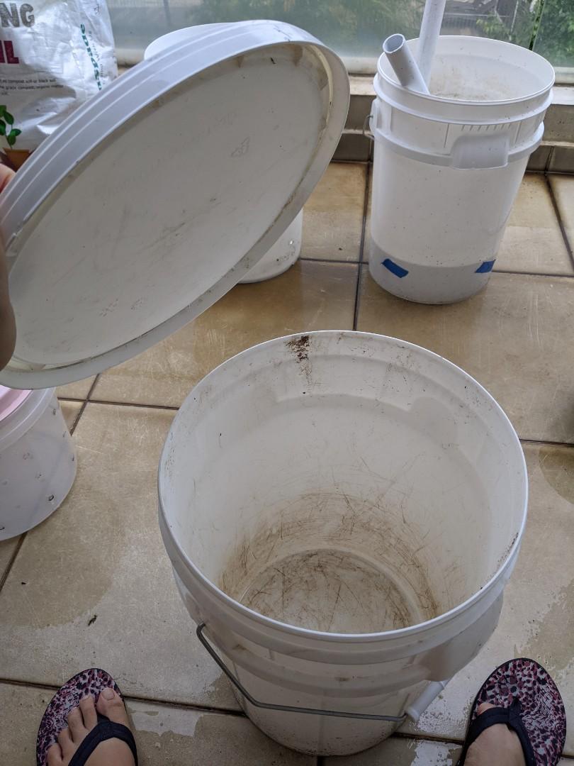 10G bucket, Free Items on Carousell