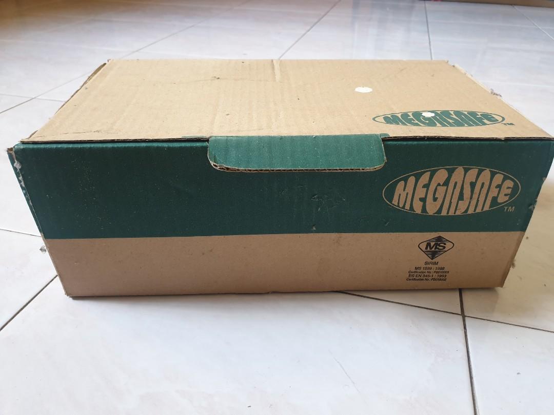 Megasafe safety shoes boots size 8, Men's Fashion, Footwear, Boots on Carousell