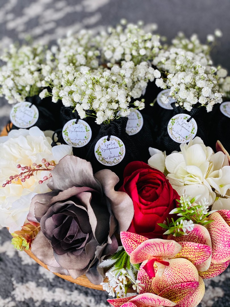 Bunga rampai and dark themed dulang gubahan set, Hobbies & Toys ...