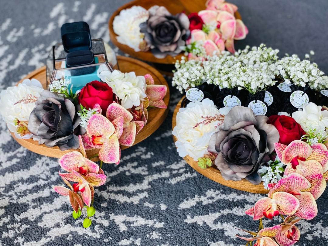 Bunga rampai and dark themed dulang gubahan set, Hobbies & Toys ...