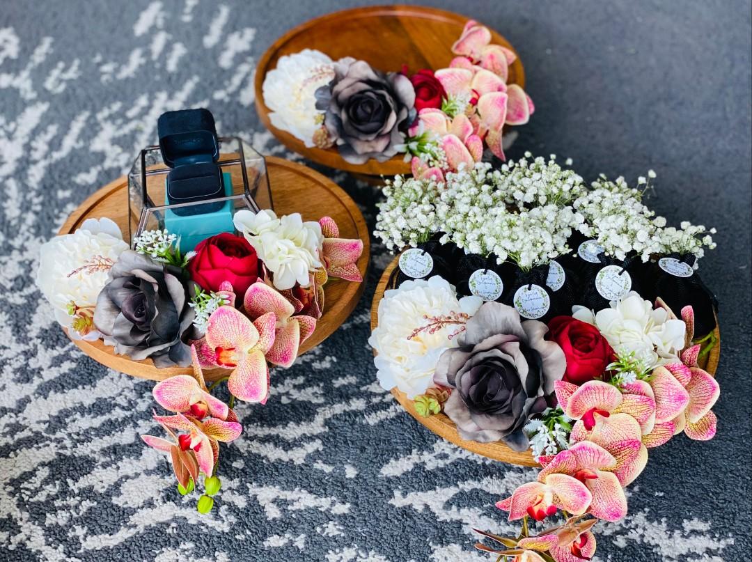 Bunga rampai and dark themed dulang gubahan set, Hobbies & Toys ...