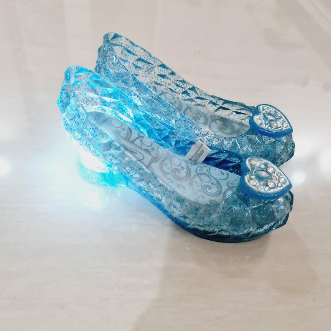 Sepatu Cinderella Disney Lampu size 12, Bayi & Anak, Mainan & Baby ...