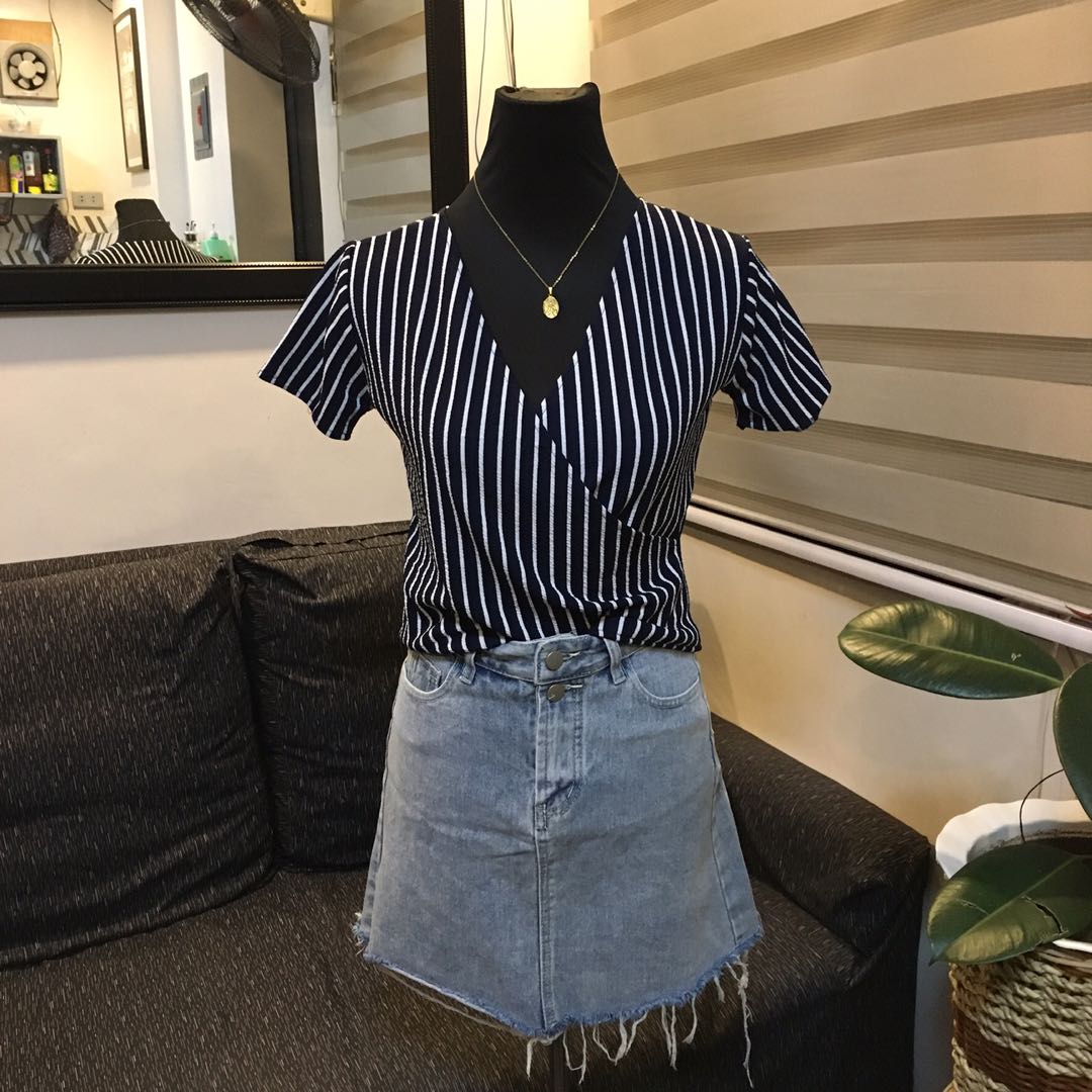 V neck Semi Crop Top, Women's Fashion, Tops, Sleeveless on Carousell