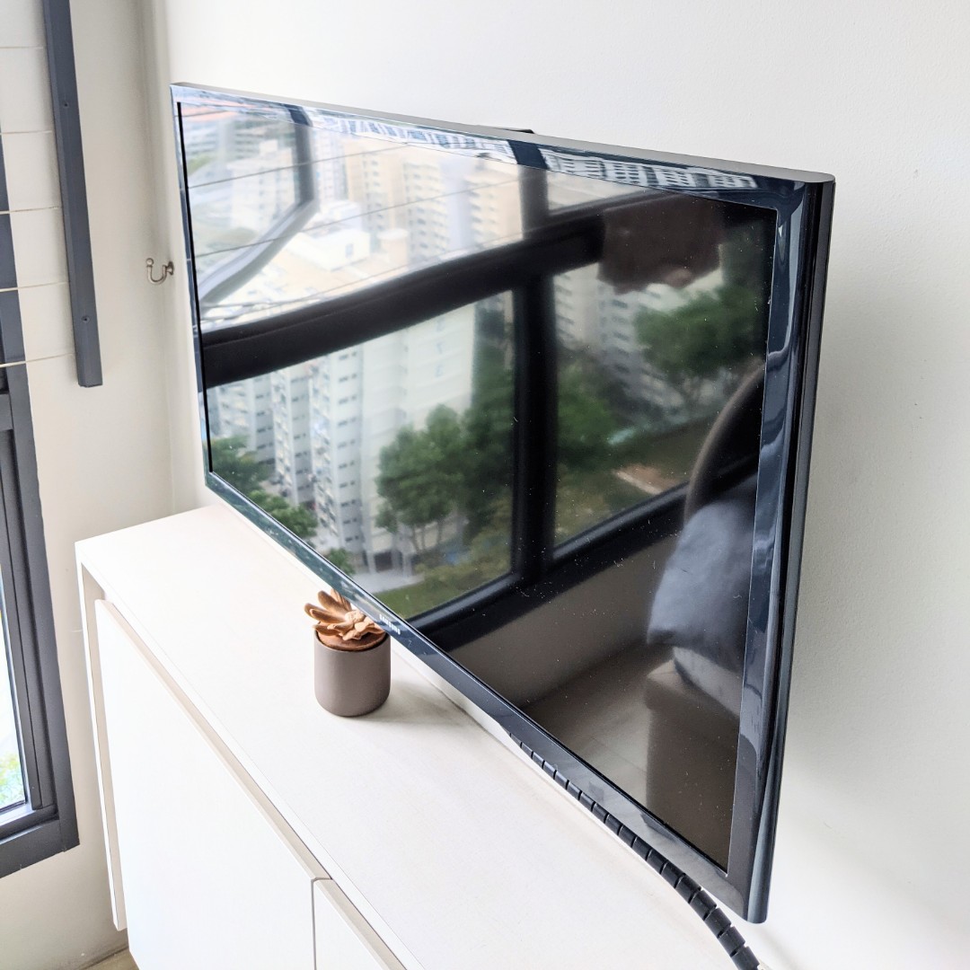 Samsung 32" TV (UA32J4303AK) w/ extension arm, TV & Home Appliances, TV ...