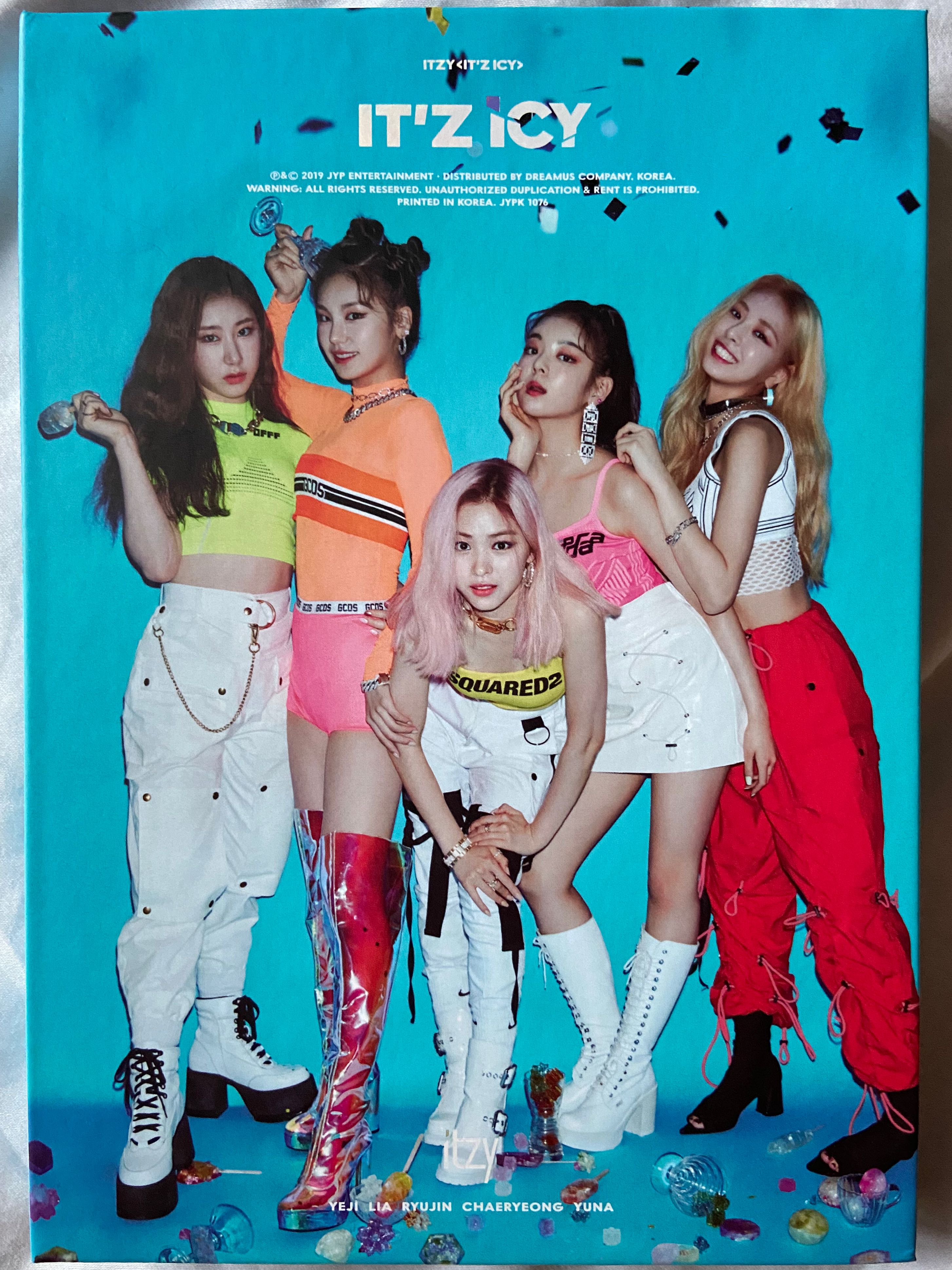 Itzy It’z Icy album, Hobbies & Toys, Memorabilia & Collectibles, K-Wave ...