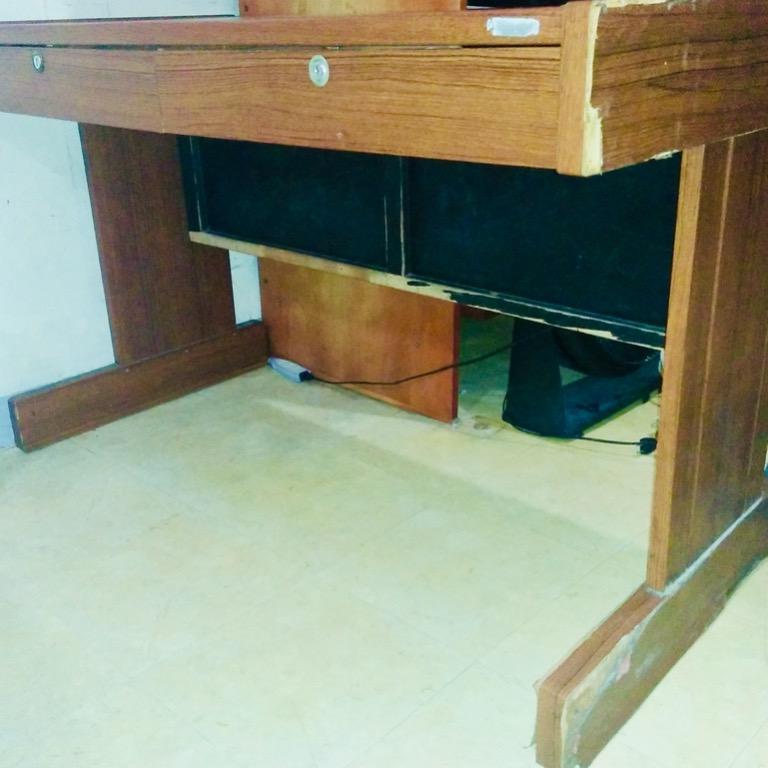 Office Table with locked drawers with FREE matching Mobile Pedestal ...