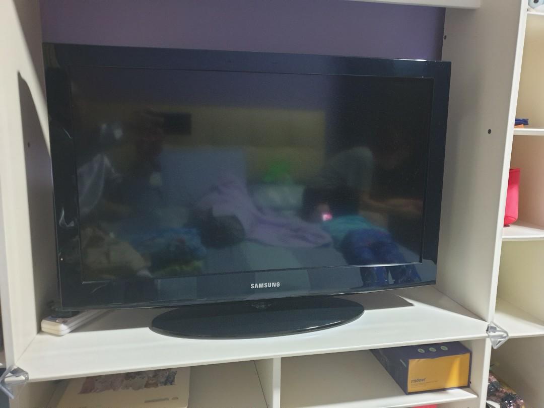 Samsung 32" LCD TV, TV & Home Appliances, TV & Entertainment, TV on Carousell