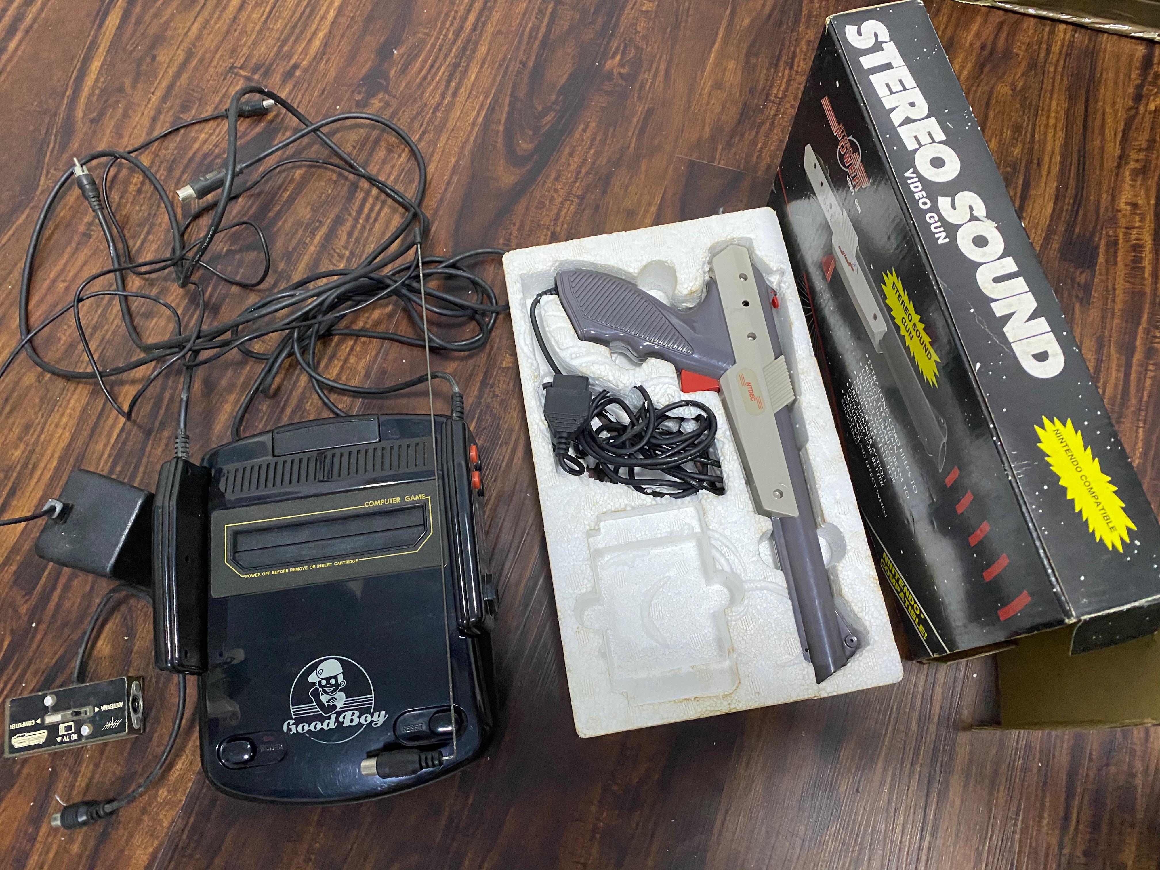 Nintendo Famicom copy system “Good Boy” with light gun and games, Video ...