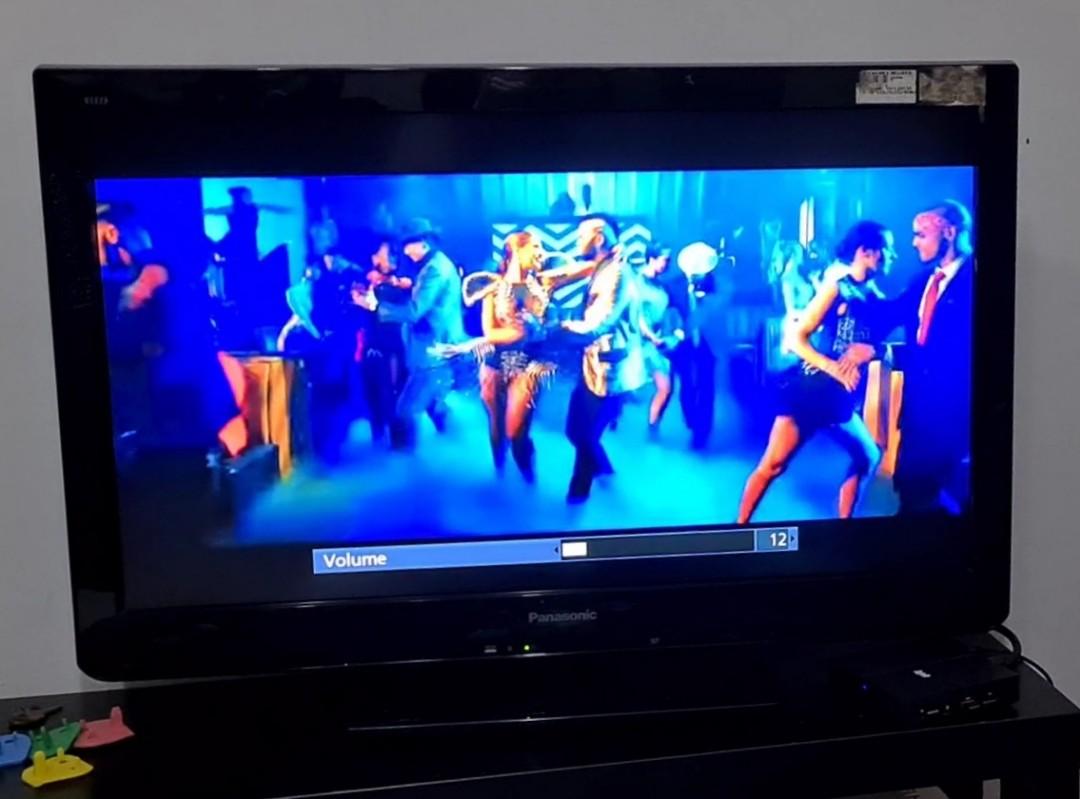 Panasonic 32-inch LCD TV (TH-L32C3S) with TV Bench, TV & Home ...