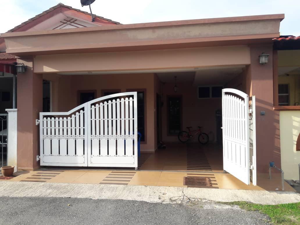Rumah terrace setingkat untuk dijual, Furniture & Home Living, Bathroom ...