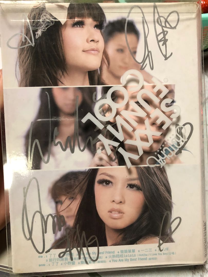 Hotcha - Sexy Funny Cool 親名簽名專輯 + On The Move 寫真集, 興趣及遊戲, 收藏品及紀念品, 明星周邊 - Carousell