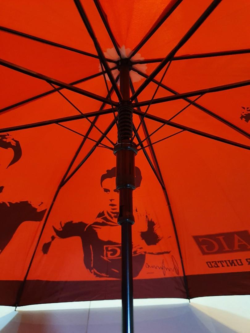 Manchester United (MU) signed umbrella limited edition, Hobbies & Toys ...