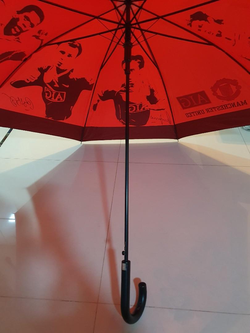 Manchester United (MU) signed umbrella limited edition, Hobbies & Toys ...