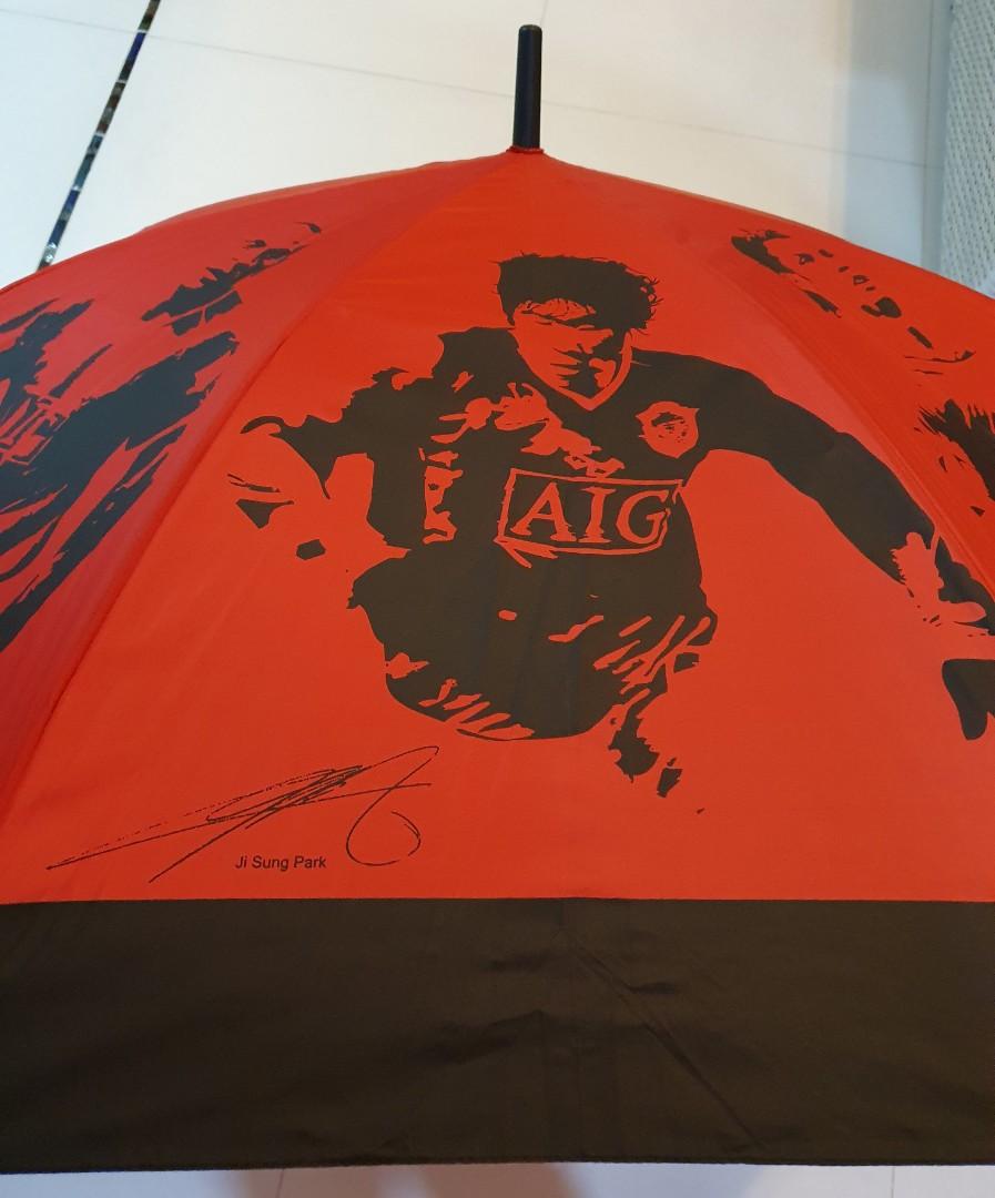 Manchester United (MU) signed umbrella limited edition, Hobbies & Toys ...