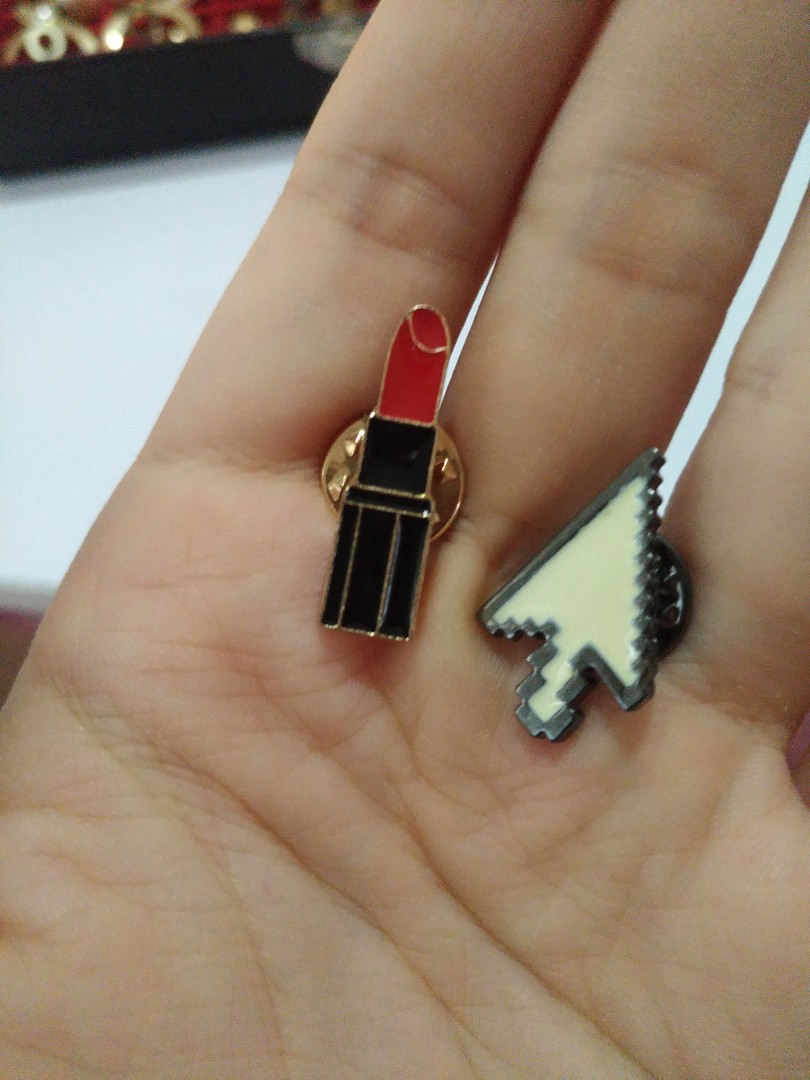 Pin baju fashion, Fesyen Wanita, Aksesoris di Carousell